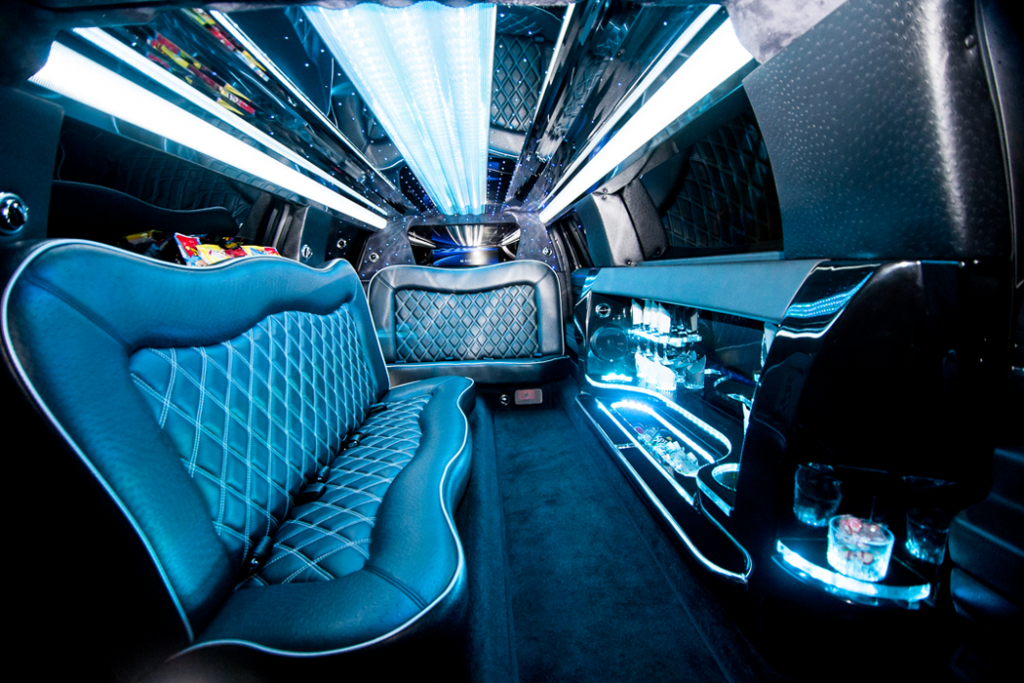 Lincoln MKT Stretch 8 Passenger black – First Class Luxury Limos